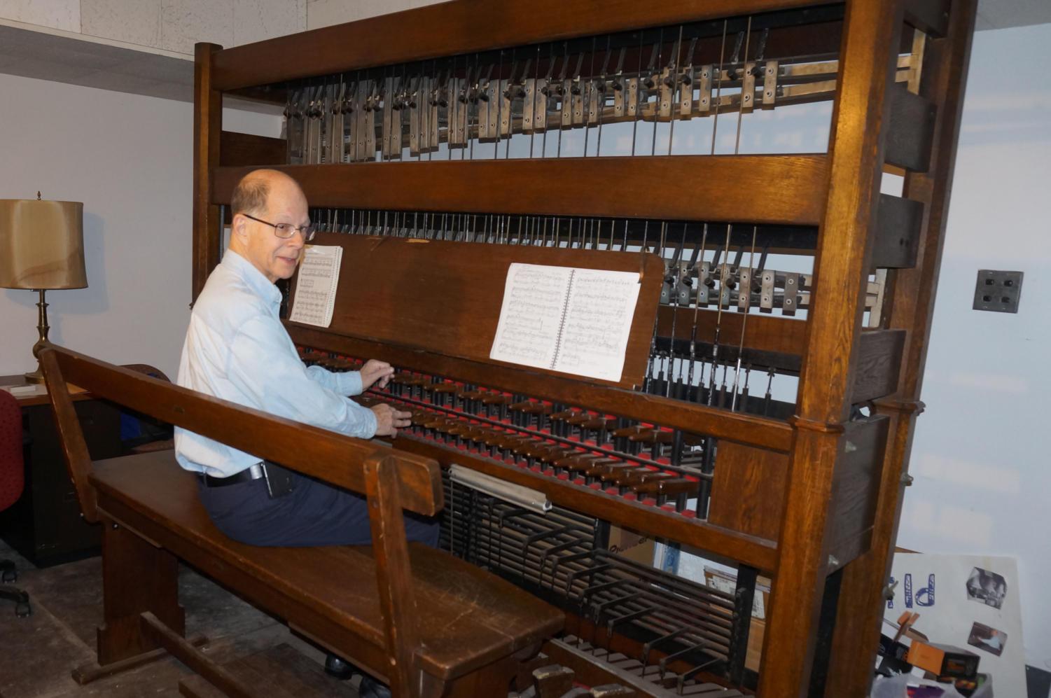 Carillonneur carries on after decades of playing at Rockefeller Chapel ...